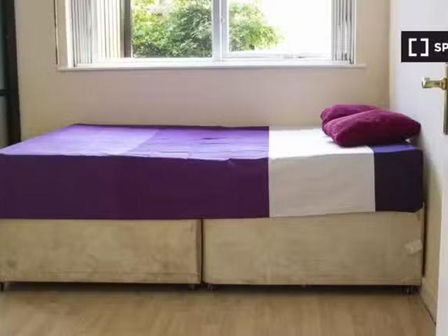 Cheap 1 BR Room for rent in 3 bedroom house in Kensington, Lon.