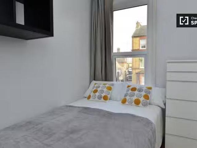 Charming 1 BR Room for rent in 5 Bedroom Apartment in Battersea