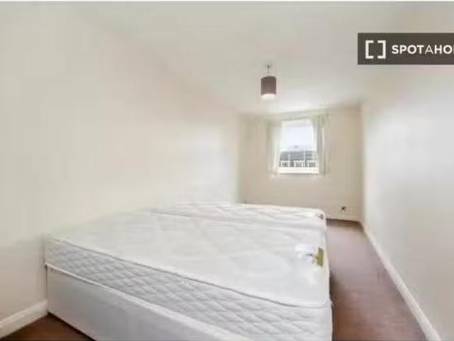 Cheap 1 BR Room for rent in 6 bedroom house in Merton, London