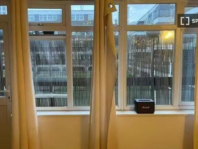 Charming 1 BR Room in shared 4 bedroom flat for rent in Hoxton.