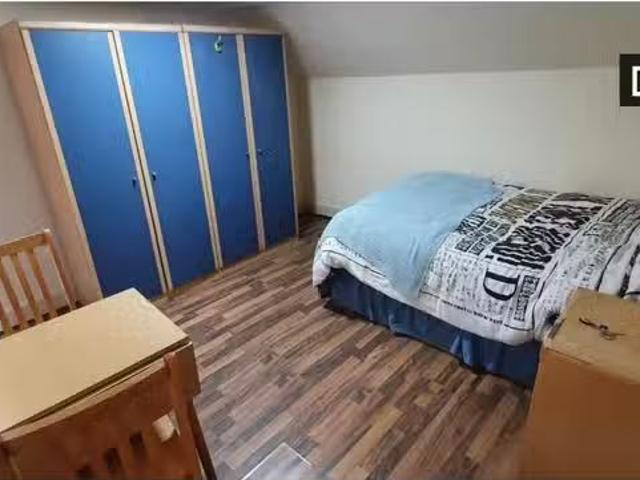 New 1 BR Room in shared 9 bedroom in Mapesbury, London