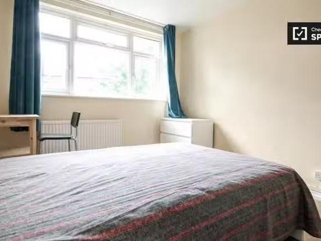 Rental! 1 BR Rooms for rent in 4 bedroom duplex in Old Street.