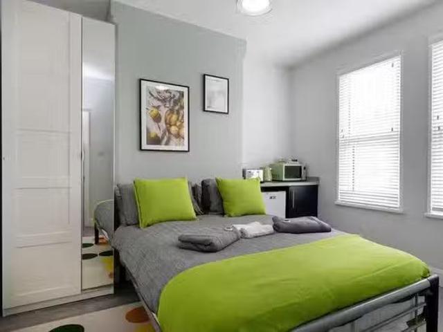 Cozy 1 BR Rosebery Avenue
