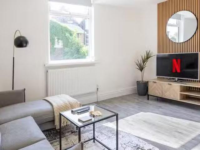 Cheap 1 BR Stanley Place, Preston