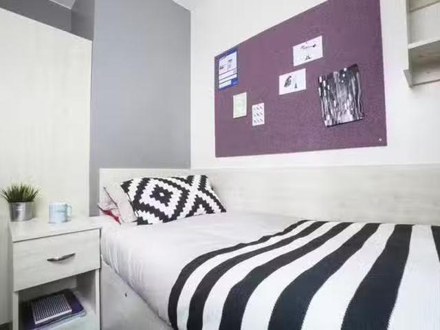 Nice 1 BR Station Court, London En Suite, Classic