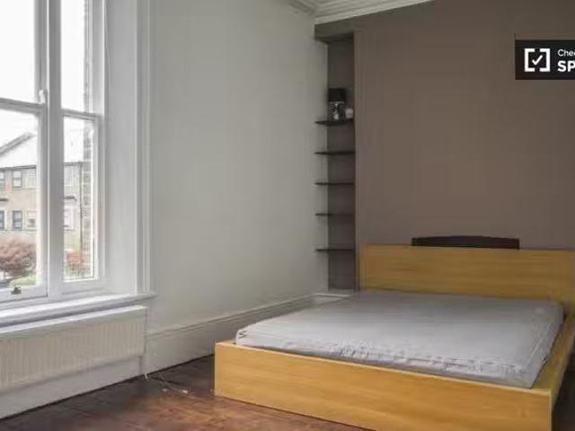 Nice 1 BR Spacious room in 2 bedroom flatshare in Wood Green.
