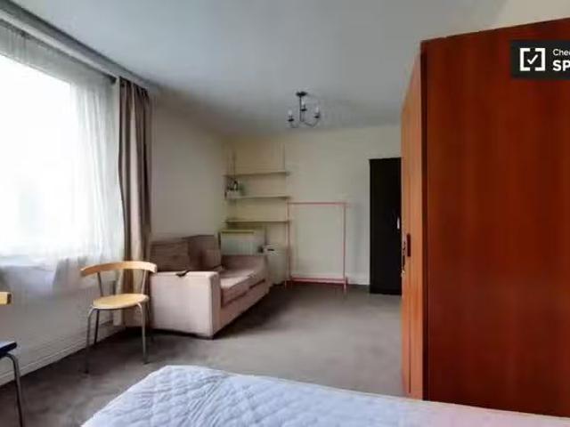 Deal! 1 BR Spacious room to rent in 4 bedroom flatshare, Putne.