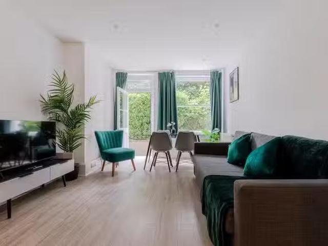 Just in! 1 BR Trebovir Road