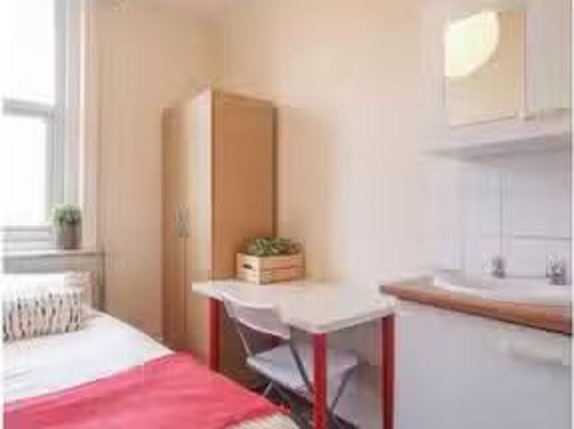 New 1 BR Welcoming room in 8 bedroom flat in Kilburn, London