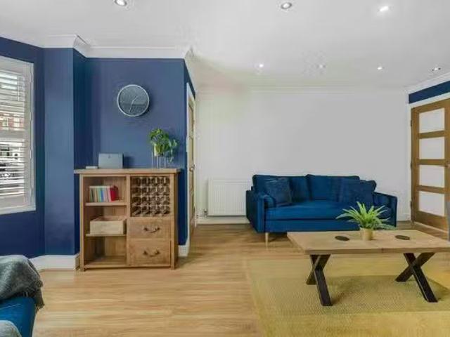 Nice 1 BR Wilson Street, Stretford