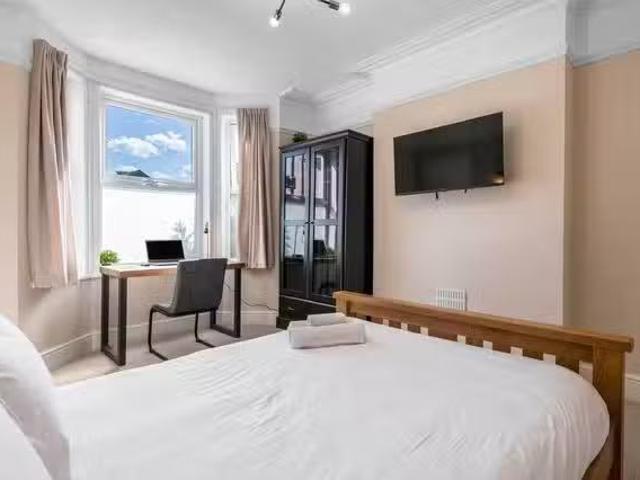 Nice 1 Room 24 Montpelier Road 2 Bedrooms 1 Bathroom