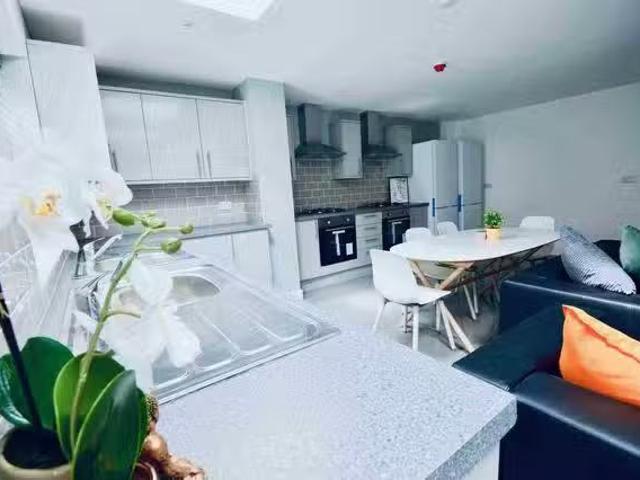 Rental! 1 Room 75 Ling Street, L7 6 Beds 3 Baths