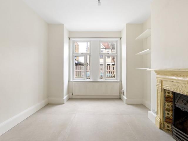 Charming 2/3 bedroom house & garden opposite tube station – Central London 25 mins