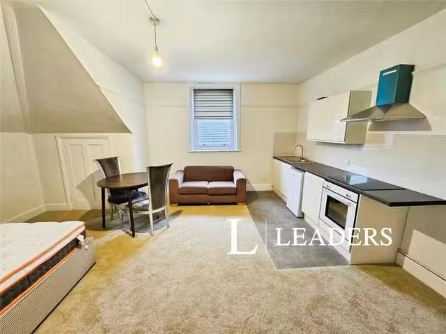 Cozy 2 BA Studio flat for rent in The Drive, Hove, East Susint.
