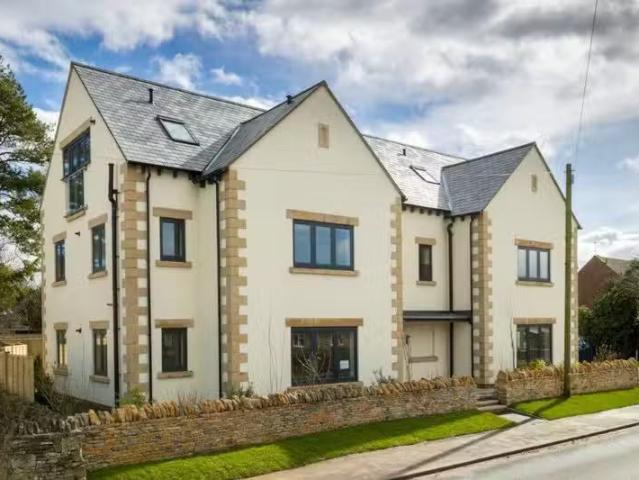 Rental! 2 BA 1 bedroom flat for rent in Stow Road, Moreton in.