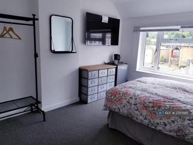 Charming 2 BA 1 bedroom house share for rent in Loynells Road.