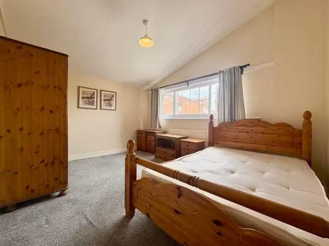 Charming 2 BA 1 bedroom house share for rent in Phoenix Place.