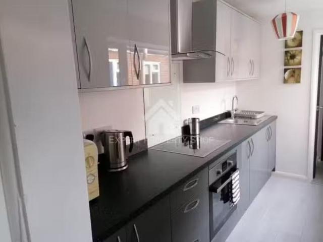 Charming 2 BA 1 bedroom house share for rent in Room Available.