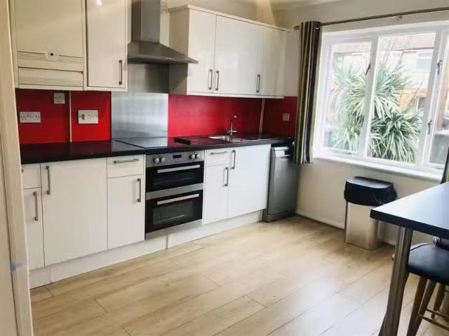 Charming 2 BA 1 bedroom house share for rent in Room 5, 7 Pern.