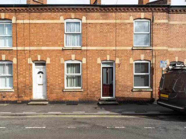 Cozy 2 BA 2 bedroom terraced house for rent in Cherry Street.