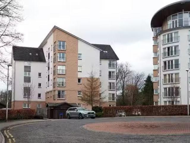 Charming 2 BA 2 bedroom terraced house for rent in Shaw Cresce.