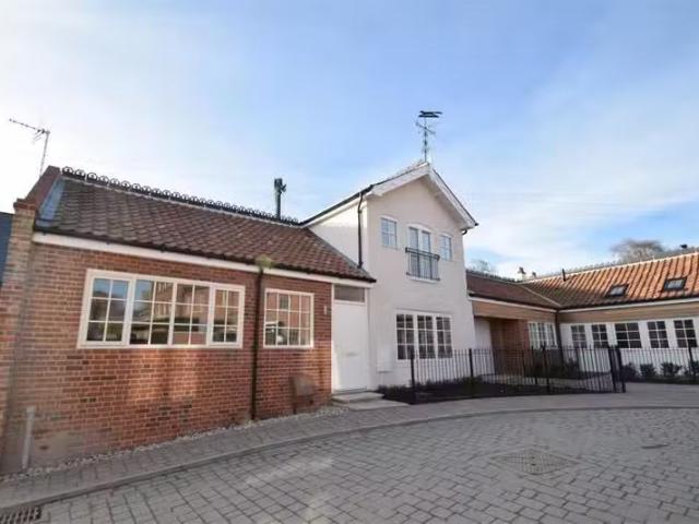 Nice 2 BA 2 bedroom coach house for rent in Greene Mews, Bury.