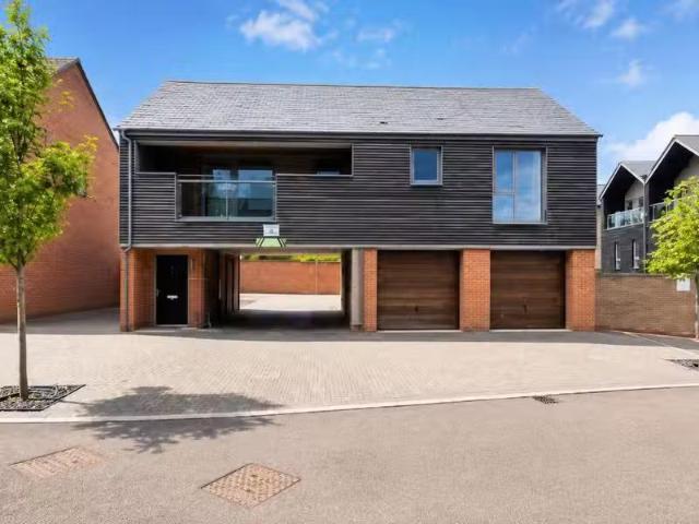 Charming 2 BA 2 bedroom detached house for rent in Thistle Mea.