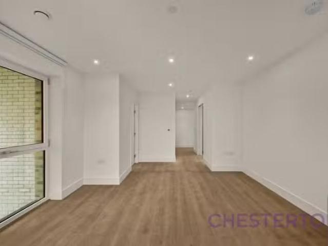 Nice 2 BA 2 bedroom flat for rent in Maple Mews, Mile End East.