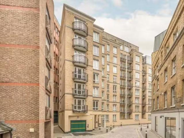 Cozy 2 BA 2 bedroom flat for rent in Bartholomew Close, The Ci.