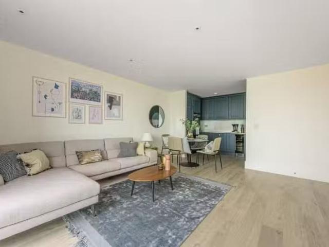 Nice 2 BA 2 bedroom flat for rent in Chaplin Drive, Enfield, B.