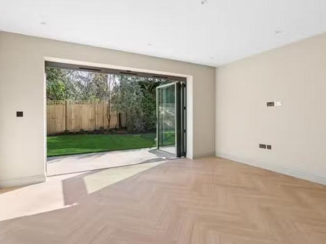 New 2 BA 2 bedroom flat for rent in Copsem Lane, Esher, Surrey.