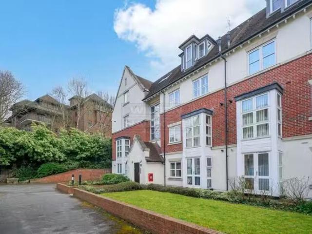 Deal! 2 BA 2 bedroom flat for rent in Cottage Close, Harrow, HA2