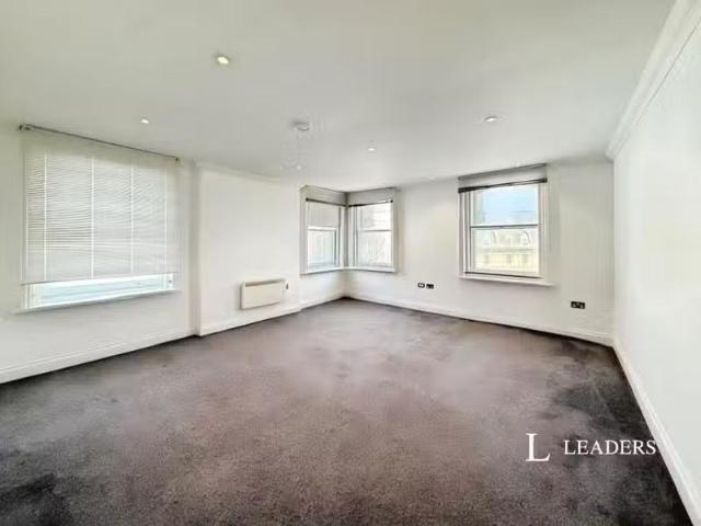 Just in! 2 BA 2 bedroom flat for rent in East Street, Brighton.