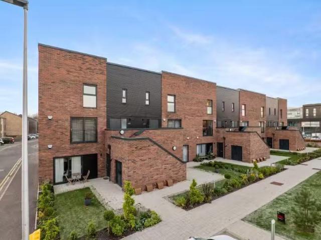 For Rent! 2 BA 2 bedroom flat for rent in Festival Court, City.