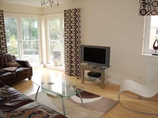 Charming 2 BA 2 bedroom flat for rent in Shaw Crescent, Elmhil.
