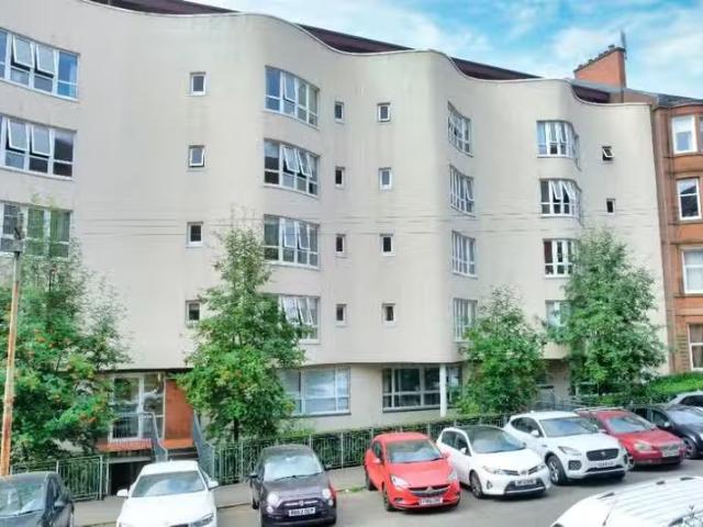 Deal! 2 BA 2 bedroom flat for rent in Trefoil Avenue, Shawland.