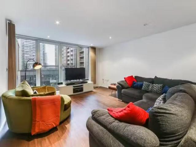 Nice 2 BA 2 bedroom flat for rent in Western Gateway, Royal Do.