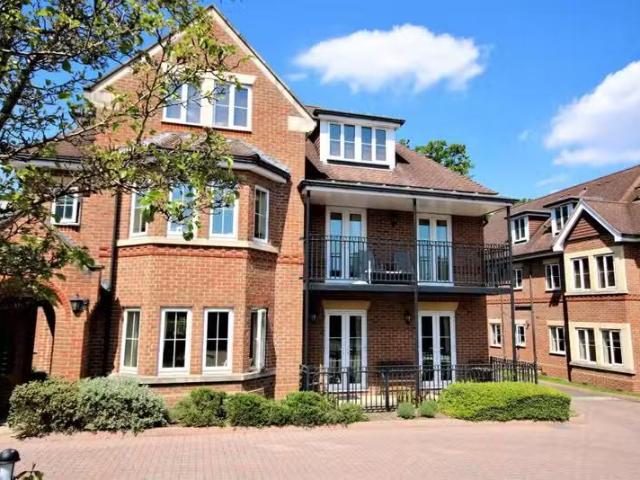 Cozy 2 BA 2 bedroom flat for rent in Yew Barton Court, Aldersh.