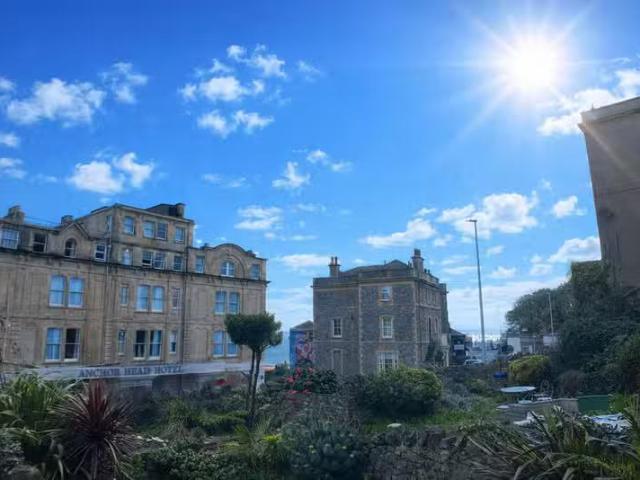 Cheap 2 BA 2 bedroom ground floor flat for rent in Birnbeck Ro.