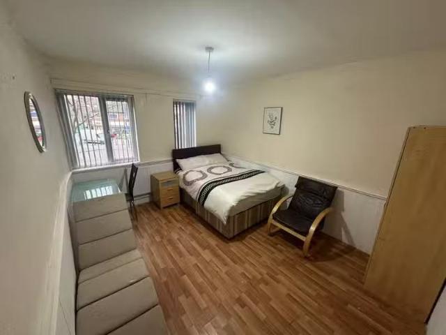 Charming 2 BA 2 bedroom house share for rent in Rooms Availabl.