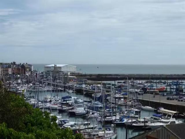 Rental! 2 BA 2 bedroom penthouse for rent in Harbour Street, R.