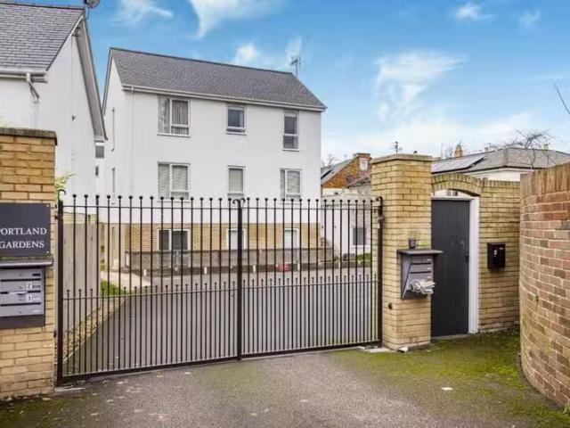 Rental! 2 BA 2 bedroom penthouse for rent in Portland Gardens.