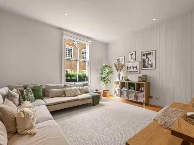 Charming 2 BA 2 bedroom property to let in Bingham Place, Mary.