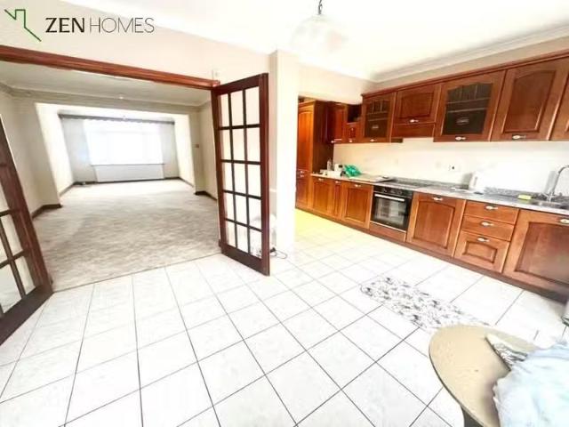 Just in! 2 BA 3 bedroom terraced house for rent in Abbey Road.