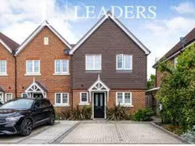Just in! 2 BA 3 bedroom terraced house for rent in Alder Grove.
