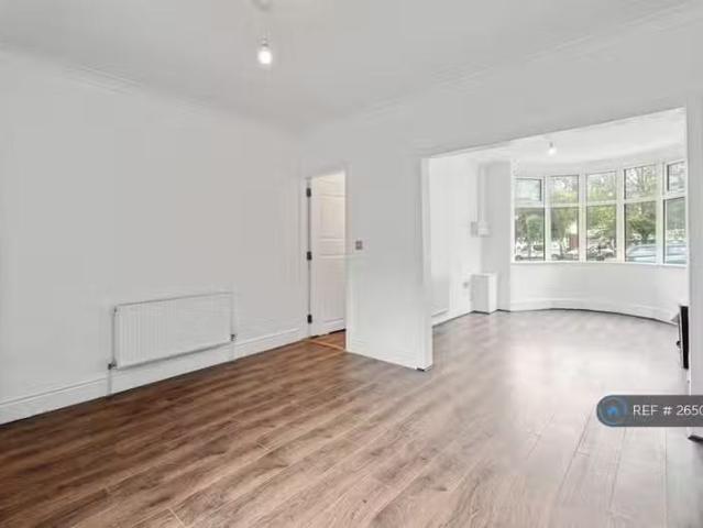 Just in! 2 BA 3 bedroom terraced house for rent in Cartland Ro.