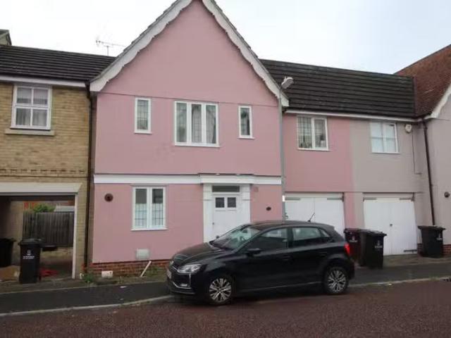 Just in! 2 BA 3 bedroom terraced house for rent in Mascot Squa.