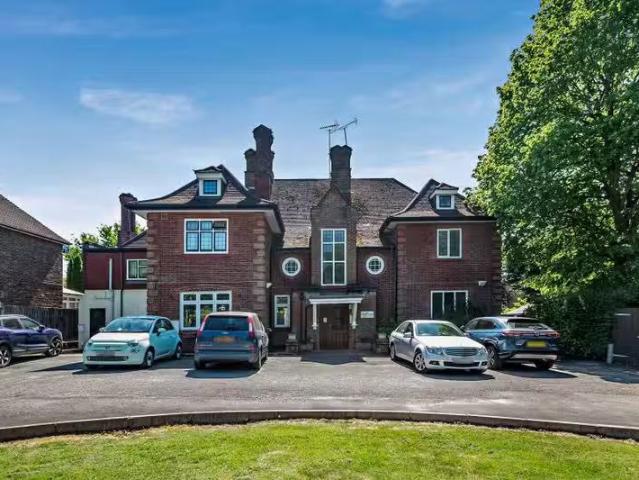 Unique 2 BA 3 bedroom apartment for rent in Frithwood Avenue.