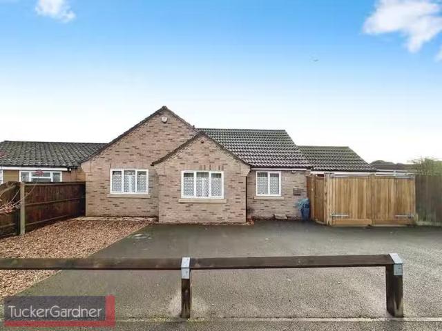 Nice 2 BA 3 bedroom detached bungalow for rent in The Vineyard.