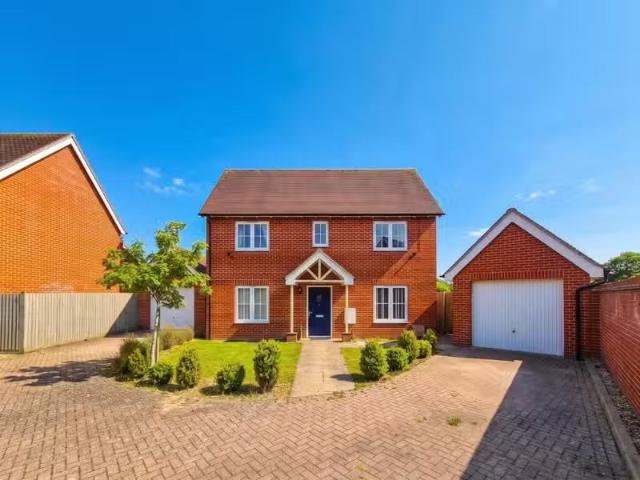 Cozy 2 BA 3 bedroom detached house for rent in Clifford Smith.